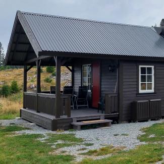 Stallen, en av 3 hytter i tun på Asakskogen. Skogens ro, fiske og jakt ...