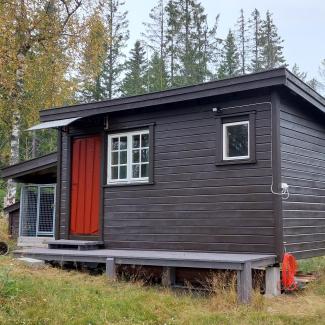 Annekset, en av 3 hytter i tun på Asakskogen. Skogens ro, fiske og jakt ...