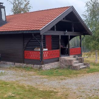 Hovedhytta, en av 3 hytter i tun på Asakskogen. Skogens ro, fiske og ...