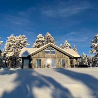 Ny, romslig hytte på Savalen, nær sjø og fjell. Fotturer, ski, sykling ...